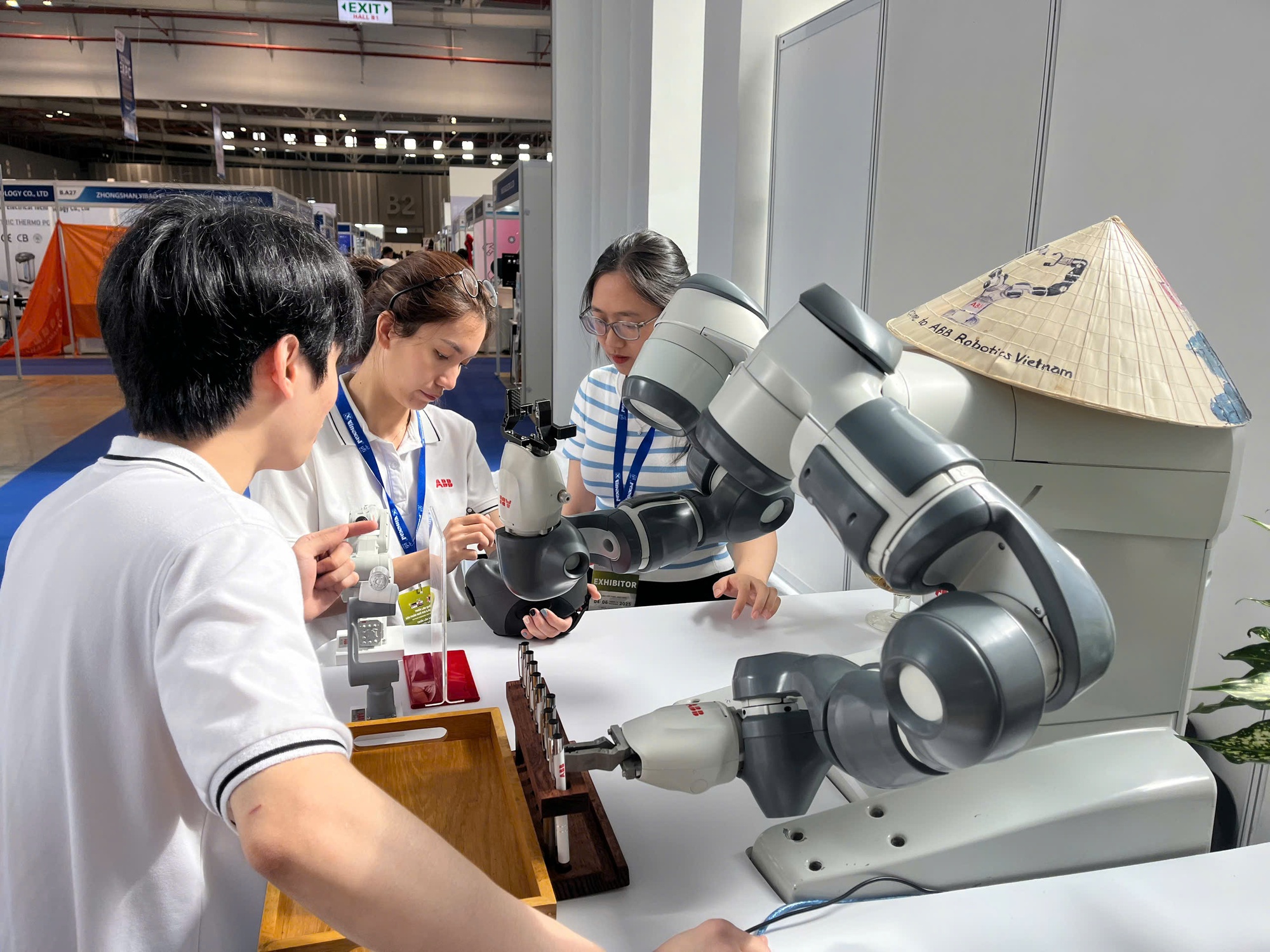 Hỗ trợ doanh nghiệp CNHT mở thị trường đi đôi với tăng nội lực