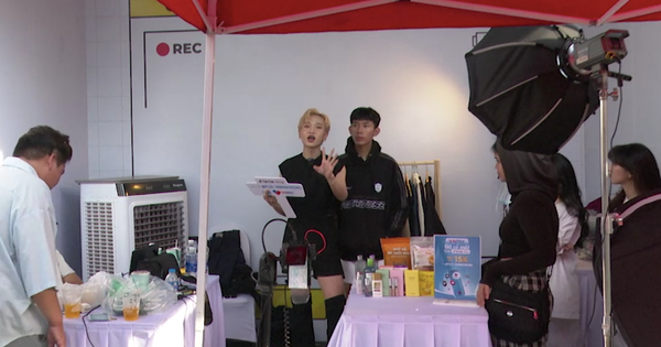 Hơn 100 KOLs livestream bán hàng cùng tiểu thương chợ Bến Thành